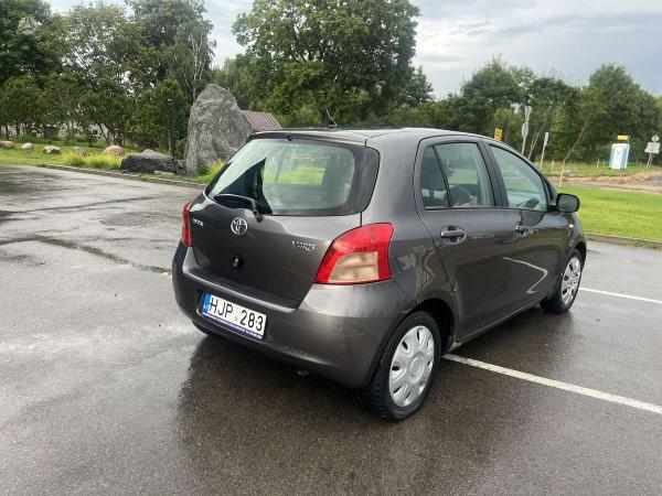 Grey Toyota Yaris 2007 in Kaunas, with an engine capacity of 1.30 L and mileage of 216 thousand km for 1800 €, photo 2 on AUTOMOTO.COM.LV