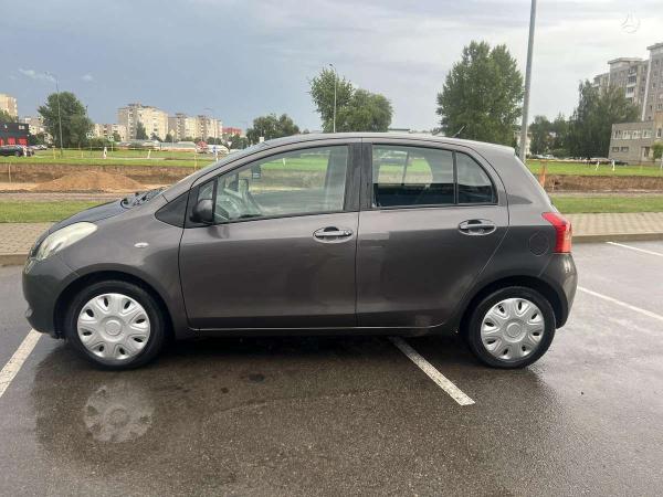 Grey Toyota Yaris 2007 in Kaunas, with an engine capacity of 1.30 L and mileage of 216 thousand km for 1800 €, photo 4 on AUTOMOTO.COM.LV