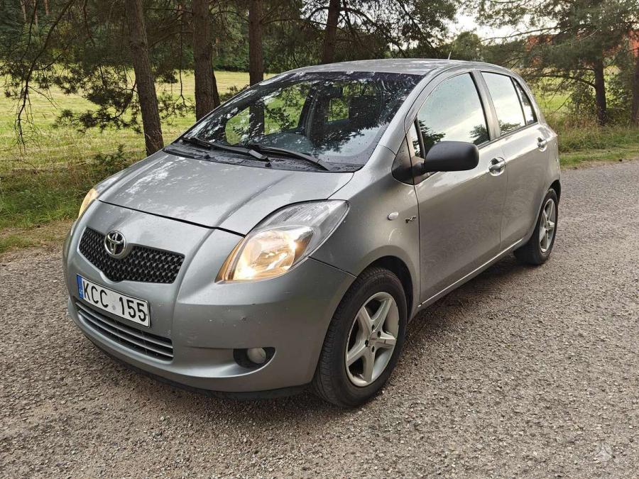 Pelēks Toyota Yaris 2007 Viļņa, ar dzinēja tilpumu 1.40 L un nobraukumu 250 tūkst. km par 2550 €, foto 3 vietnē AUTOMOTO.COM.LV