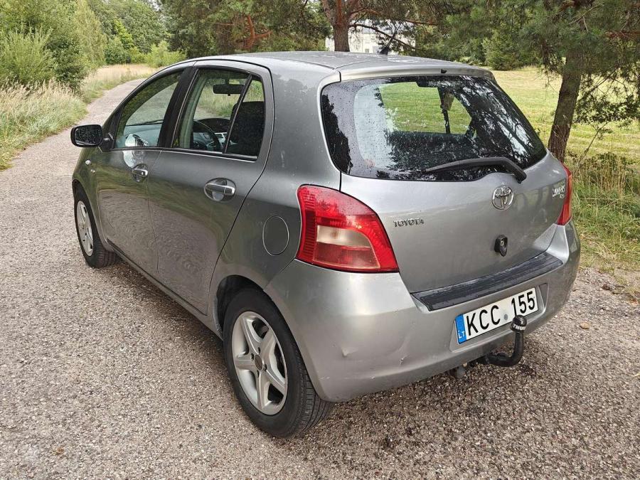 Pelēks Toyota Yaris 2007 Viļņa, ar dzinēja tilpumu 1.40 L un nobraukumu 250 tūkst. km par 2550 €, foto 4 vietnē AUTOMOTO.COM.LV