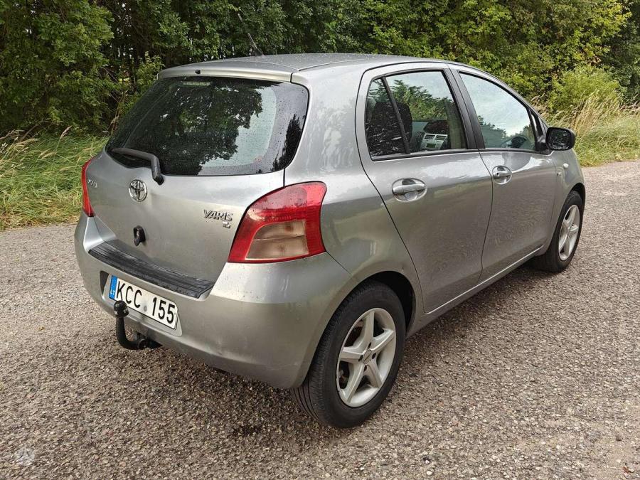 Pelēks Toyota Yaris 2007 Viļņa, ar dzinēja tilpumu 1.40 L un nobraukumu 250 tūkst. km par 2550 €, foto 5 vietnē AUTOMOTO.COM.LV