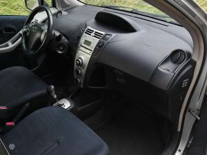 Pelēks Toyota Yaris 2007 Viļņa, ar dzinēja tilpumu 1.40 L un nobraukumu 250 tūkst. km par 2550 €, foto 6 vietnē AUTOMOTO.COM.LV
