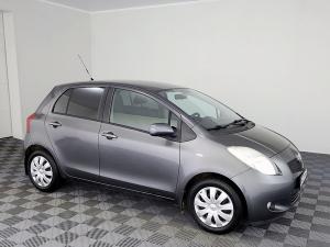 Grey Toyota Yaris 2007 in Tallinn, with an engine capacity of 1.30 L and mileage of 269 thousand km for 1299 €, photo  on AUTOMOTO.COM.LV