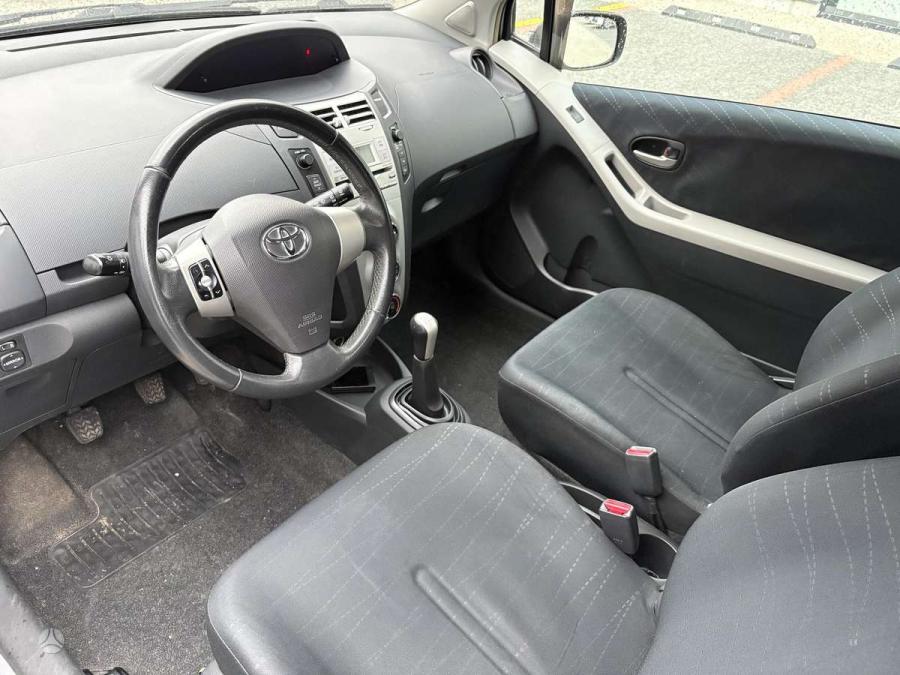 Grey Toyota Yaris 2007 in Vilnius, with an engine capacity of 1.30 L and mileage of 129 thousand km for 800 €, photo 10 on AUTOMOTO.COM.LV
