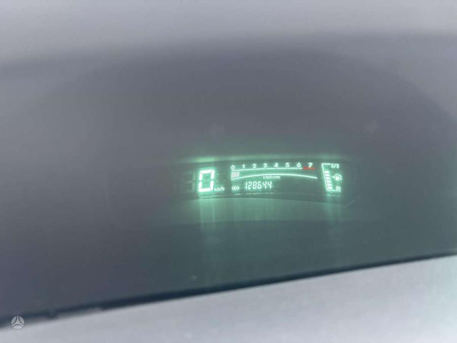 Grey Toyota Yaris 2007 in Vilnius, with an engine capacity of 1.30 L and mileage of 129 thousand km for 800 €, photo 13 on AUTOMOTO.COM.LV