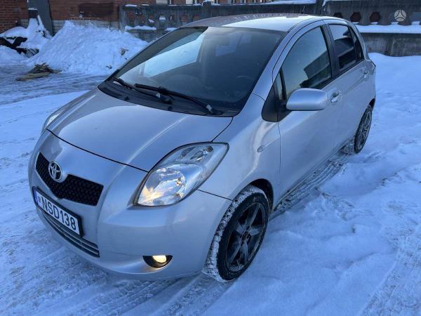 Pelēks Toyota Yaris 2008 Kauņa, ar dzinēja tilpumu 1.30 L un nobraukumu 196 tūkst. km par 2600 €, foto 1 vietnē AUTOMOTO.COM.LV
