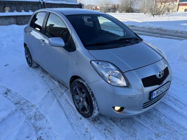Pelēks Toyota Yaris 2008 Kauņa, ar dzinēja tilpumu 1.30 L un nobraukumu 196 tūkst. km par 2600 €, foto 2 vietnē AUTOMOTO.COM.LV