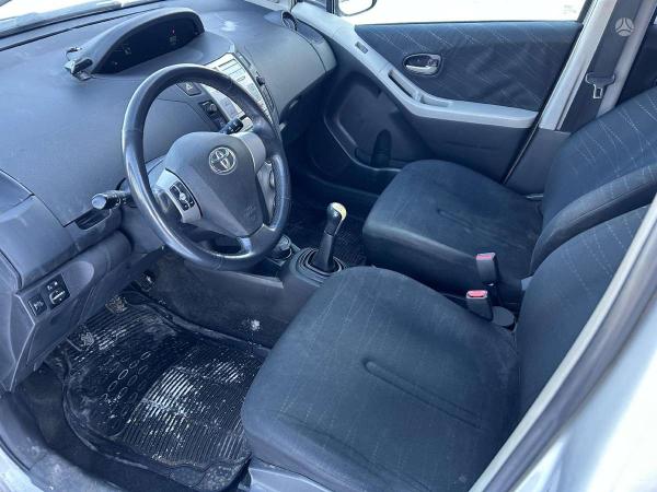 Pelēks Toyota Yaris 2008 Kauņa, ar dzinēja tilpumu 1.30 L un nobraukumu 196 tūkst. km par 2600 €, foto 4 vietnē AUTOMOTO.COM.LV