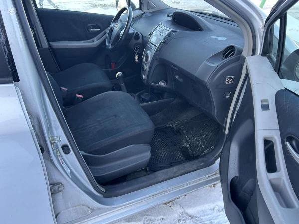 Pelēks Toyota Yaris 2008 Kauņa, ar dzinēja tilpumu 1.30 L un nobraukumu 196 tūkst. km par 2600 €, foto 7 vietnē AUTOMOTO.COM.LV