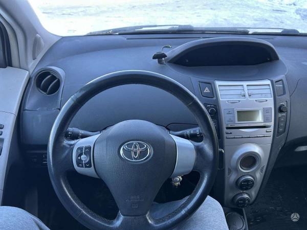 Pelēks Toyota Yaris 2008 Kauņa, ar dzinēja tilpumu 1.30 L un nobraukumu 196 tūkst. km par 2600 €, foto 10 vietnē AUTOMOTO.COM.LV