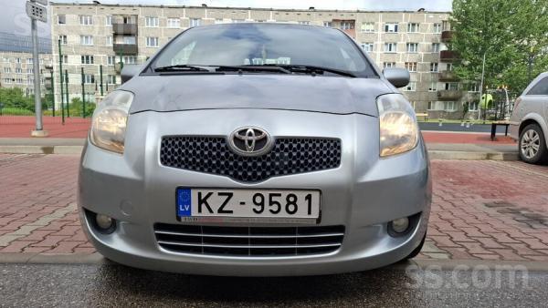 Pelēks Toyota Yaris 2008 Daugavpils, ar dzinēja tilpumu 1.40 L un nobraukumu 270 tūkst. km par 1650 €, foto 2 vietnē AUTOMOTO.COM.LV