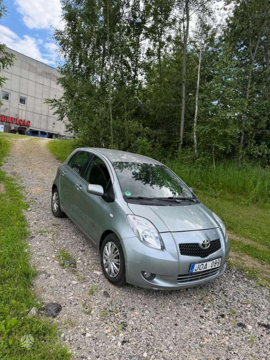 Grey Toyota Yaris 2008 in Vilnius, with an engine capacity of 1.30 L and mileage of 276 thousand km for 2000 €, photo 1 on AUTOMOTO.COM.LV
