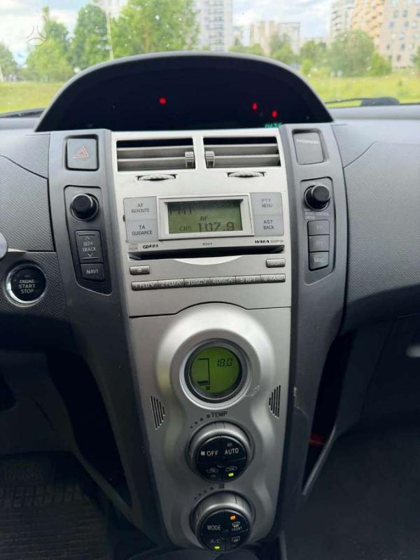 Pelēks Toyota Yaris 2008 Viļņa, ar dzinēja tilpumu 1.30 L un nobraukumu 276 tūkst. km par 2000 €, foto 4 vietnē AUTOMOTO.COM.LV