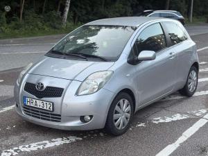 Pelēks Toyota Yaris 2008 Viļņa, ar dzinēja tilpumu 1.30 L un nobraukumu 121 tūkst. km par 1250 €, foto  vietnē AUTOMOTO.COM.LV