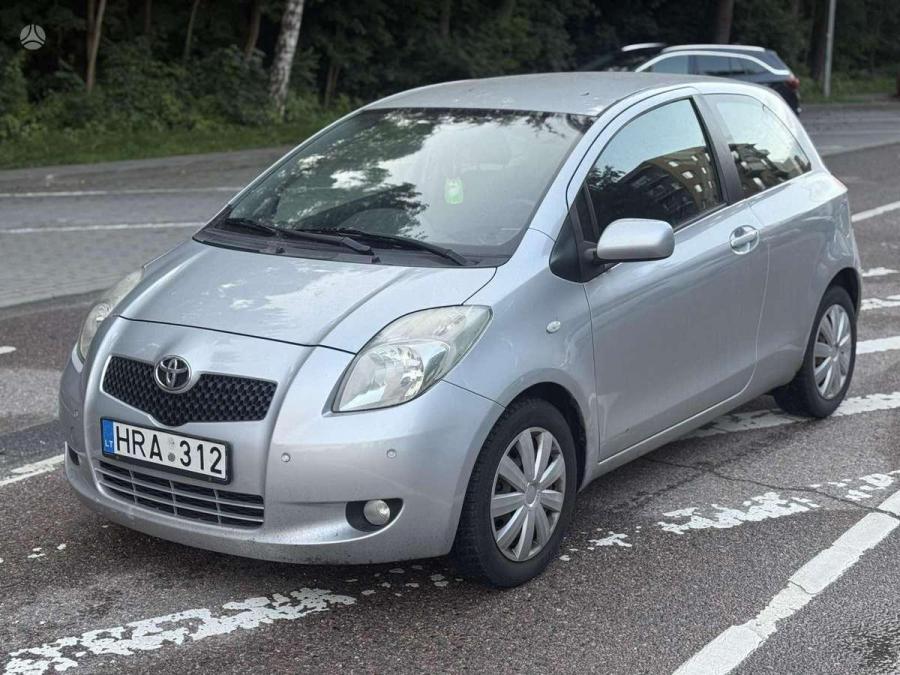 Pelēks Toyota Yaris 2008 Viļņa, ar dzinēja tilpumu 1.30 L un nobraukumu 121 tūkst. km par 1250 €, foto 1 vietnē AUTOMOTO.COM.LV