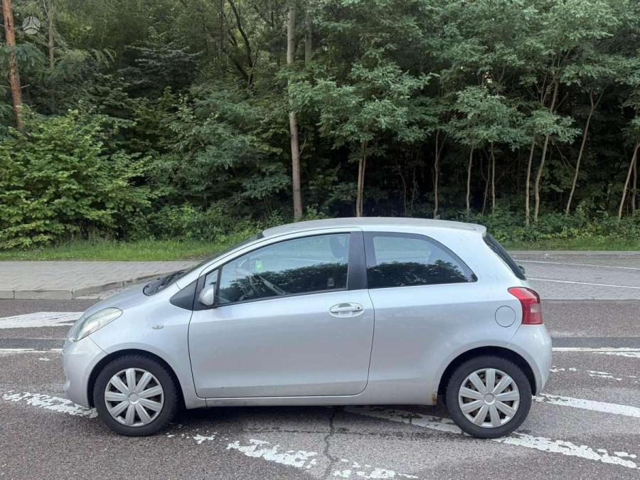 Pelēks Toyota Yaris 2008 Viļņa, ar dzinēja tilpumu 1.30 L un nobraukumu 121 tūkst. km par 1250 €, foto 3 vietnē AUTOMOTO.COM.LV