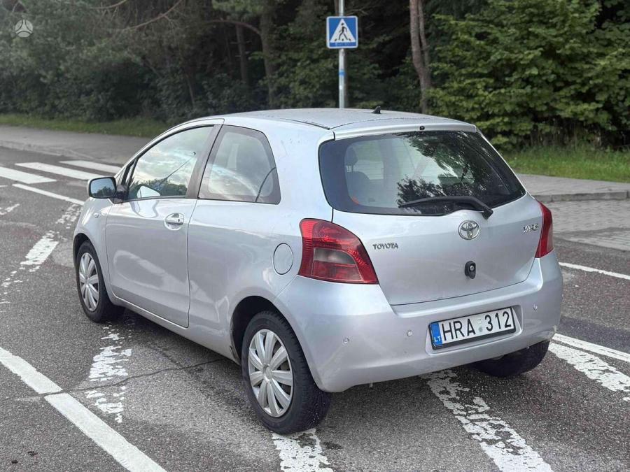 Pelēks Toyota Yaris 2008 Viļņa, ar dzinēja tilpumu 1.30 L un nobraukumu 121 tūkst. km par 1250 €, foto 4 vietnē AUTOMOTO.COM.LV