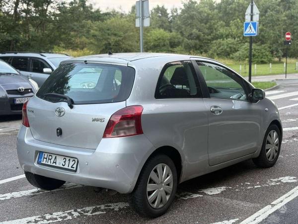 Pelēks Toyota Yaris 2008 Viļņa, ar dzinēja tilpumu 1.30 L un nobraukumu 121 tūkst. km par 1250 €, foto 5 vietnē AUTOMOTO.COM.LV