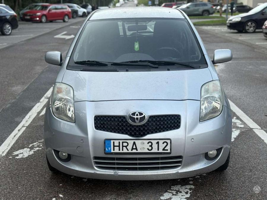 Pelēks Toyota Yaris 2008 Viļņa, ar dzinēja tilpumu 1.30 L un nobraukumu 121 tūkst. km par 1250 €, foto 9 vietnē AUTOMOTO.COM.LV