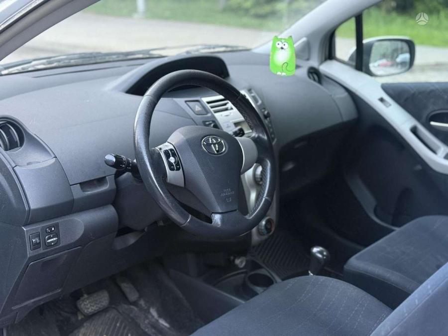 Pelēks Toyota Yaris 2008 Viļņa, ar dzinēja tilpumu 1.30 L un nobraukumu 121 tūkst. km par 1250 €, foto 10 vietnē AUTOMOTO.COM.LV