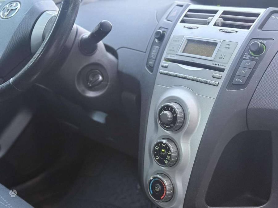 Pelēks Toyota Yaris 2008 Viļņa, ar dzinēja tilpumu 1.30 L un nobraukumu 121 tūkst. km par 1250 €, foto 17 vietnē AUTOMOTO.COM.LV