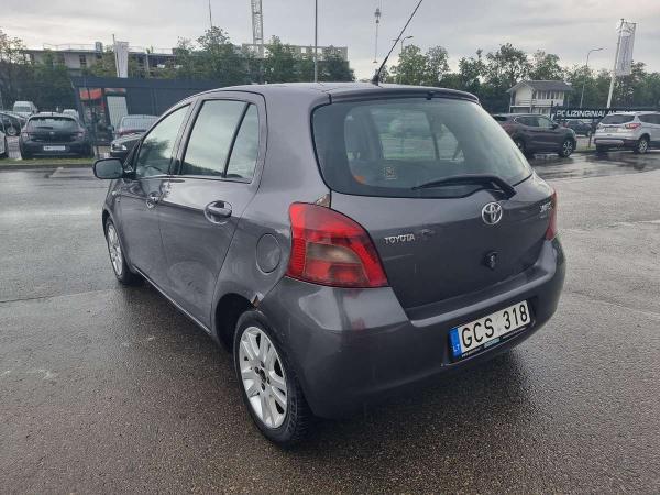 Pelēks Toyota Yaris 2008 Viļņa, ar dzinēja tilpumu 1.40 L un nobraukumu 167 tūkst. km par 600 €, foto 5 vietnē AUTOMOTO.COM.LV