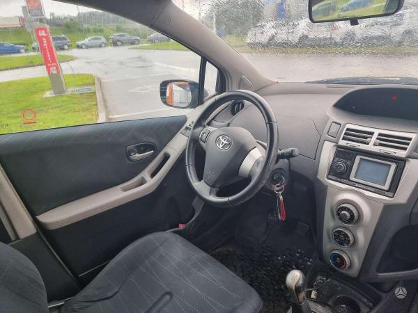 Pelēks Toyota Yaris 2008 Viļņa, ar dzinēja tilpumu 1.40 L un nobraukumu 167 tūkst. km par 600 €, foto 7 vietnē AUTOMOTO.COM.LV