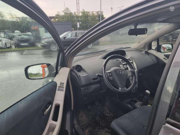 Pelēks Toyota Yaris 2008 Viļņa, ar dzinēja tilpumu 1.40 L un nobraukumu 167 tūkst. km par 600 €, foto 8 vietnē AUTOMOTO.COM.LV