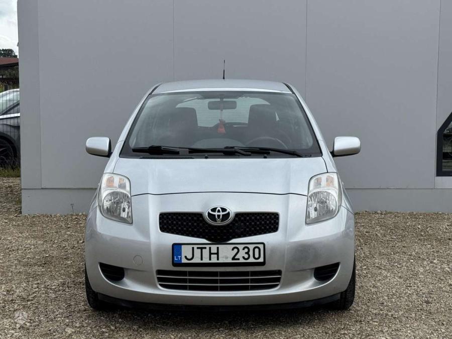 Grey Toyota Yaris 2008 in Siauliai, with an engine capacity of 1.30 L and mileage of 201 thousand km for 2500 €, photo 3 on AUTOMOTO.COM.LV