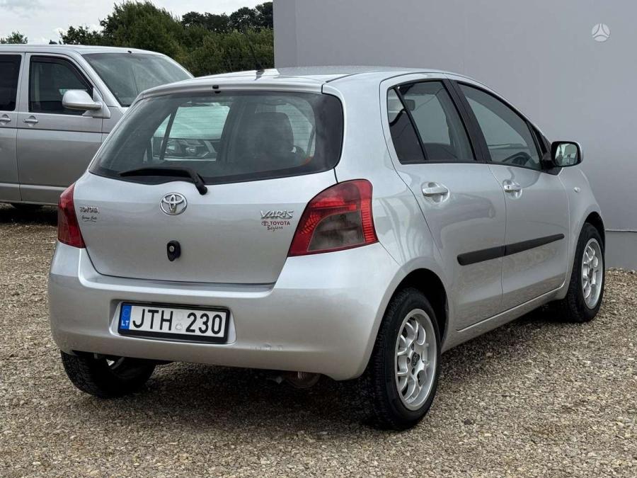 Grey Toyota Yaris 2008 in Siauliai, with an engine capacity of 1.30 L and mileage of 201 thousand km for 2500 €, photo 7 on AUTOMOTO.COM.LV