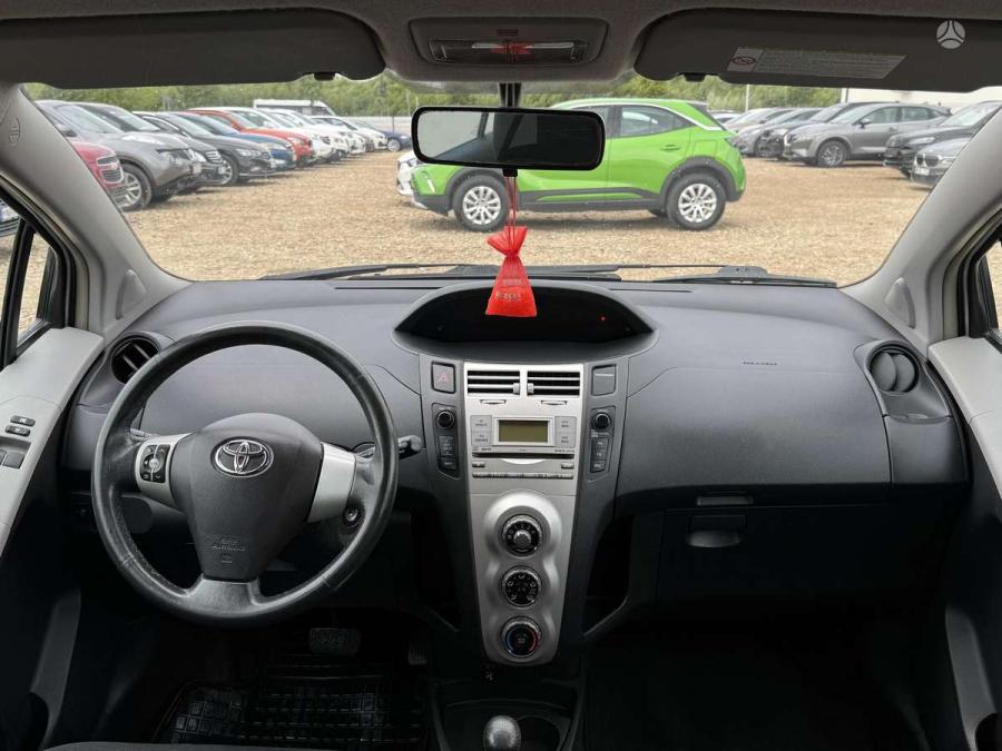 Grey Toyota Yaris 2008 in Siauliai, with an engine capacity of 1.30 L and mileage of 201 thousand km for 2500 €, photo 12 on AUTOMOTO.COM.LV