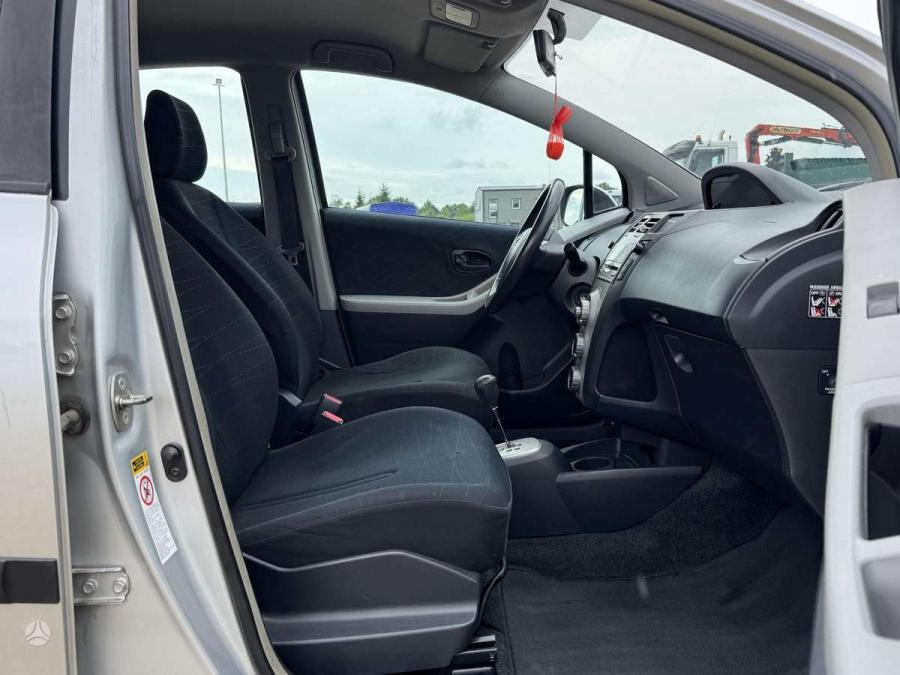 Grey Toyota Yaris 2008 in Siauliai, with an engine capacity of 1.30 L and mileage of 201 thousand km for 2500 €, photo 13 on AUTOMOTO.COM.LV