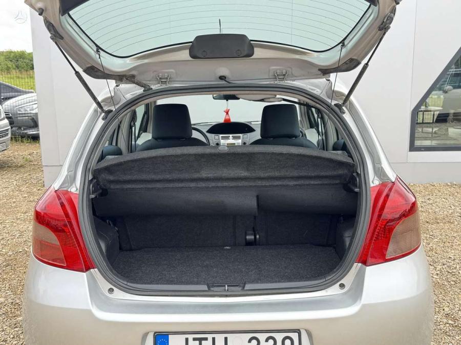 Grey Toyota Yaris 2008 in Siauliai, with an engine capacity of 1.30 L and mileage of 201 thousand km for 2500 €, photo 17 on AUTOMOTO.COM.LV