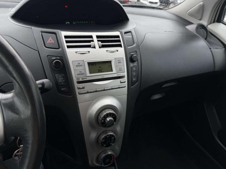 Grey Toyota Yaris 2008 in Siauliai, with an engine capacity of 1.30 L and mileage of 201 thousand km for 2500 €, photo 18 on AUTOMOTO.COM.LV