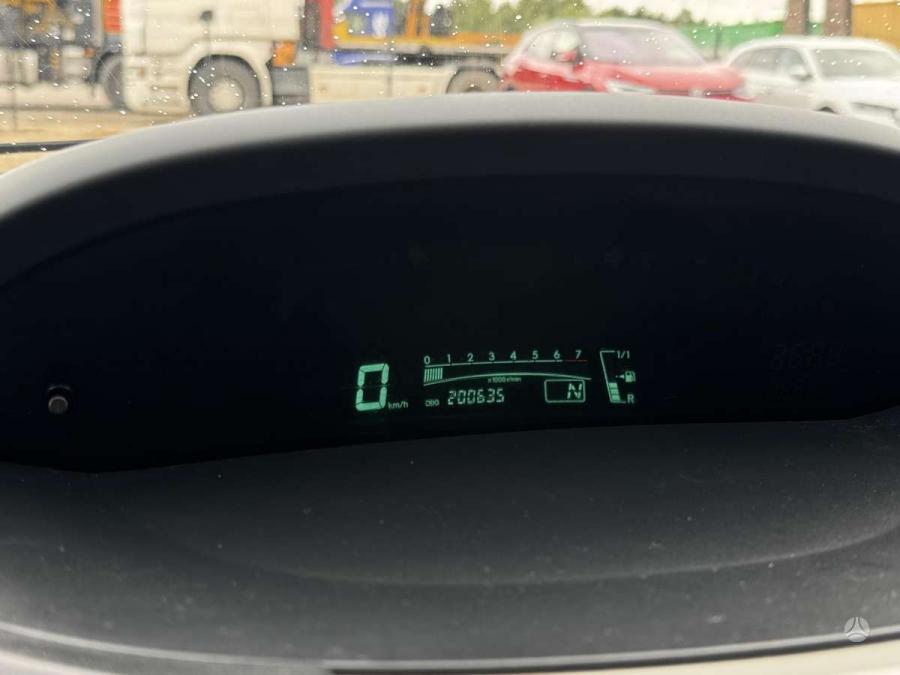 Grey Toyota Yaris 2008 in Siauliai, with an engine capacity of 1.30 L and mileage of 201 thousand km for 2500 €, photo 19 on AUTOMOTO.COM.LV