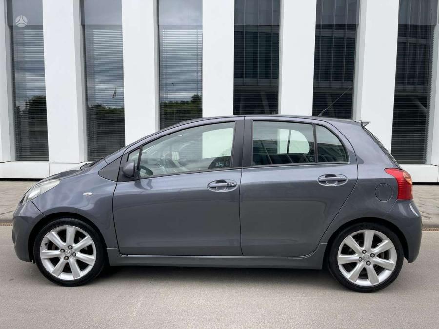 Grey Toyota Yaris 2008 in Vilnius, with an engine capacity of 1.80 L and mileage of 313 thousand km for 3300 €, photo 3 on AUTOMOTO.COM.LV