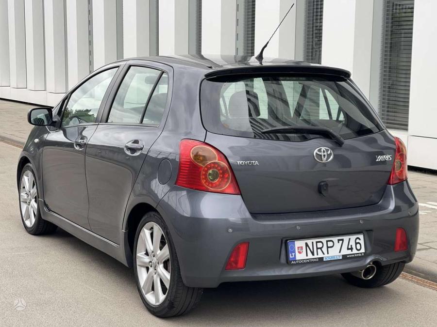 Grey Toyota Yaris 2008 in Vilnius, with an engine capacity of 1.80 L and mileage of 313 thousand km for 3300 €, photo 4 on AUTOMOTO.COM.LV