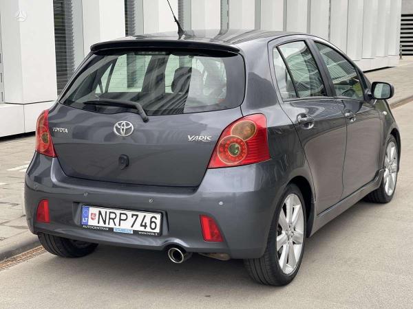 Pelēks Toyota Yaris 2008 Viļņa, ar dzinēja tilpumu 1.80 L un nobraukumu 313 tūkst. km par 3300 €, foto 5 vietnē AUTOMOTO.COM.LV