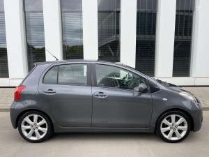 Grey Toyota Yaris 2008 in Vilnius, with an engine capacity of 1.80 L and mileage of 313 thousand km for 3300 €, photo 7 on AUTOMOTO.COM.LV