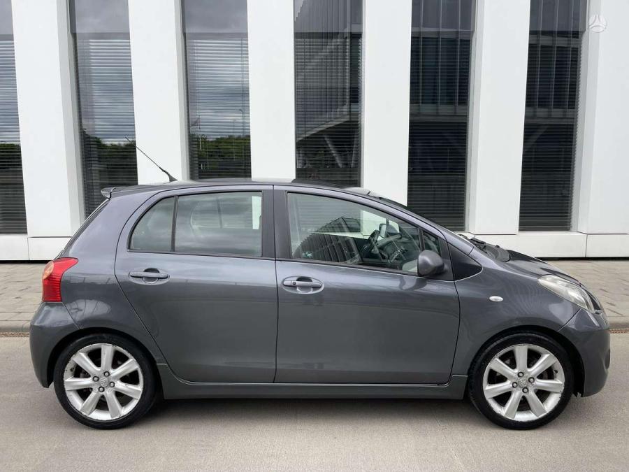 Grey Toyota Yaris 2008 in Vilnius, with an engine capacity of 1.80 L and mileage of 313 thousand km for 3300 €, photo 7 on AUTOMOTO.COM.LV