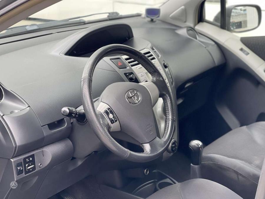 Grey Toyota Yaris 2008 in Vilnius, with an engine capacity of 1.80 L and mileage of 313 thousand km for 3300 €, photo 15 on AUTOMOTO.COM.LV