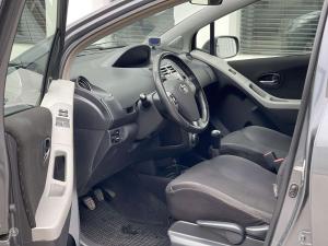 Grey Toyota Yaris 2008 in Vilnius, with an engine capacity of 1.80 L and mileage of 313 thousand km for 3300 €, photo 16 on AUTOMOTO.COM.LV