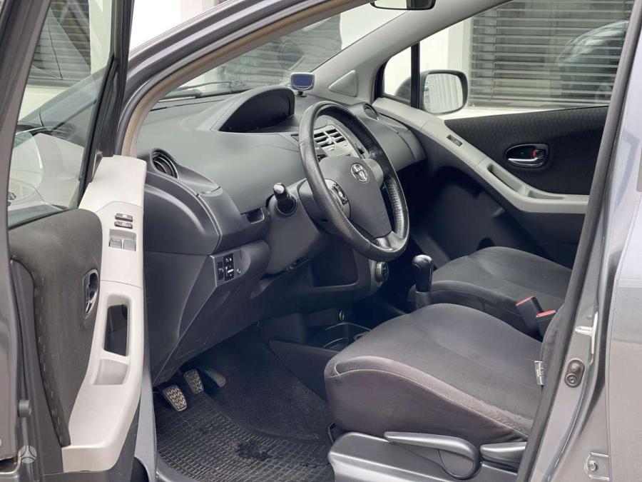 Grey Toyota Yaris 2008 in Vilnius, with an engine capacity of 1.80 L and mileage of 313 thousand km for 3300 €, photo 16 on AUTOMOTO.COM.LV