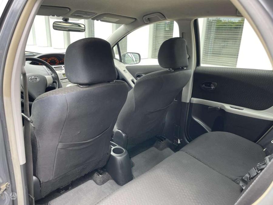 Grey Toyota Yaris 2008 in Vilnius, with an engine capacity of 1.80 L and mileage of 313 thousand km for 3300 €, photo 18 on AUTOMOTO.COM.LV