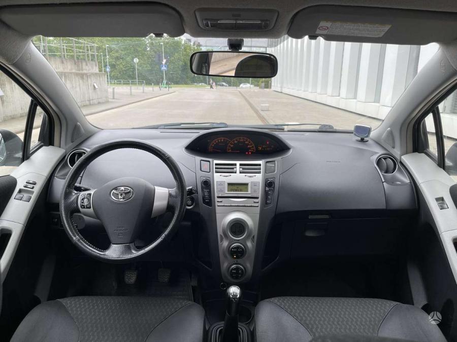 Grey Toyota Yaris 2008 in Vilnius, with an engine capacity of 1.80 L and mileage of 313 thousand km for 3300 €, photo 19 on AUTOMOTO.COM.LV