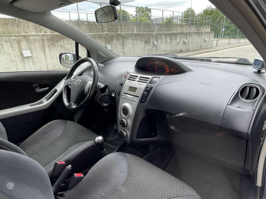 Grey Toyota Yaris 2008 in Vilnius, with an engine capacity of 1.80 L and mileage of 313 thousand km for 3300 €, photo 21 on AUTOMOTO.COM.LV