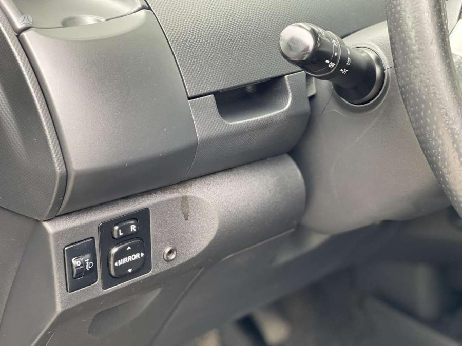 Grey Toyota Yaris 2008 in Vilnius, with an engine capacity of 1.80 L and mileage of 313 thousand km for 3300 €, photo 24 on AUTOMOTO.COM.LV