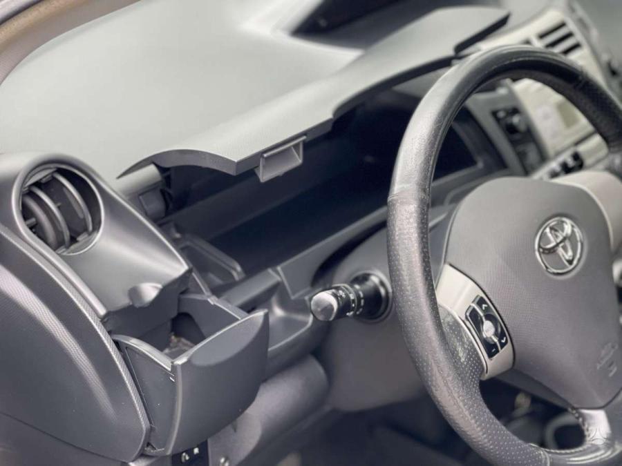 Grey Toyota Yaris 2008 in Vilnius, with an engine capacity of 1.80 L and mileage of 313 thousand km for 3300 €, photo 32 on AUTOMOTO.COM.LV