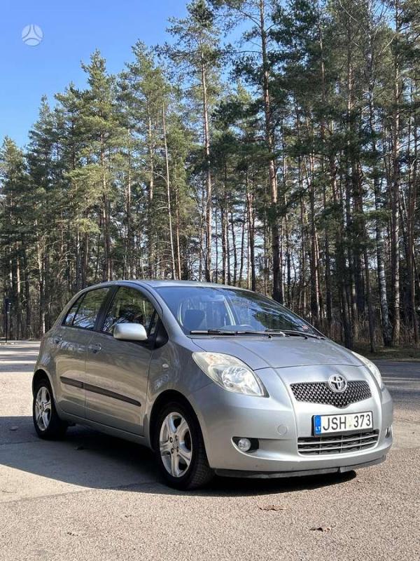 Pelēks Toyota Yaris 2008 Viļņa, ar dzinēja tilpumu 1.30 L un nobraukumu 251 tūkst. km par 2800 €, foto 1 vietnē AUTOMOTO.COM.LV