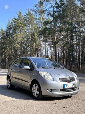 Pelēks Toyota Yaris 2008 Viļņa, ar dzinēja tilpumu 1.30 L un nobraukumu 251 tūkst. km par 2800 €, foto  vietnē AUTOMOTO.COM.LV